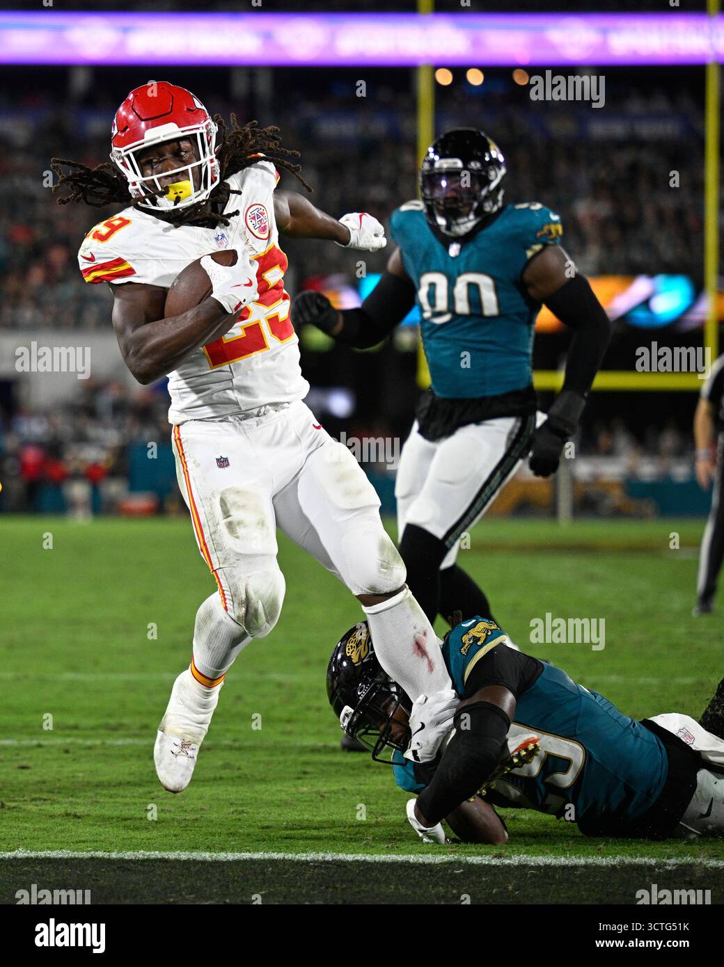 Kansas City Chiefs running back Kareem Hunt (29) gets past Jacksonville ...