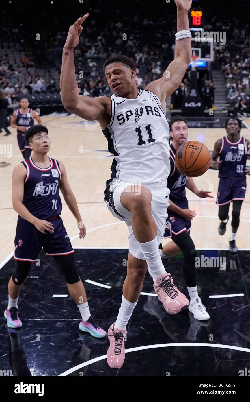 San Antonio Spurs forward Carter Bryant (11) scores against the ...