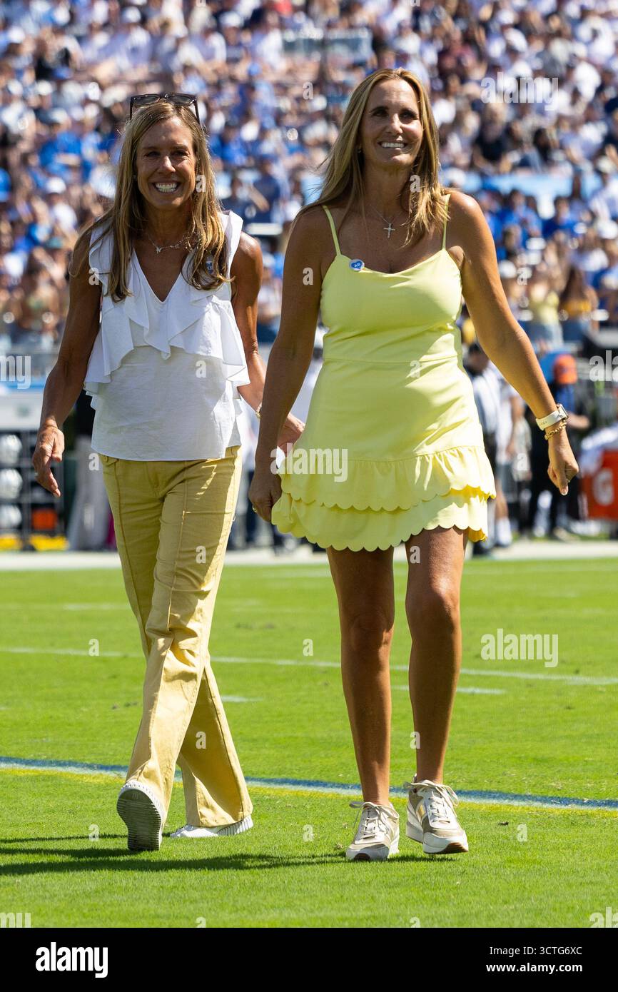 PASADENA, CA - OCTOBER 04: Michele Hull and Nicole Ianni, daughters of ...