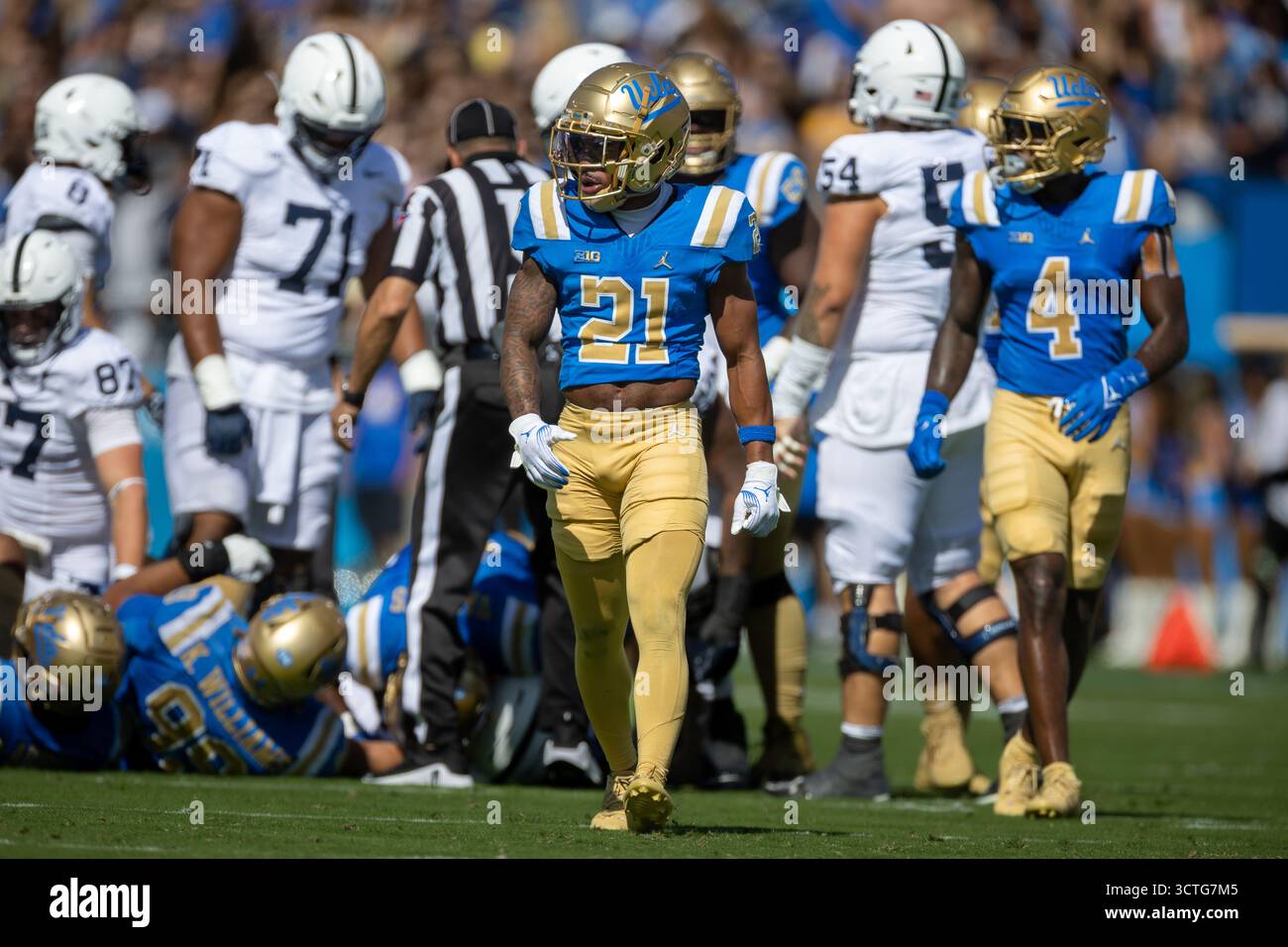 PASADENA, CA - OCTOBER 04: UCLA Bruins defensive back Cole Martin #21 ...