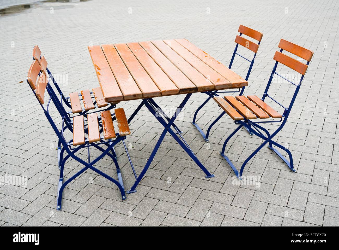 Classic empty dinner table hi-res stock photography and images - Alamy