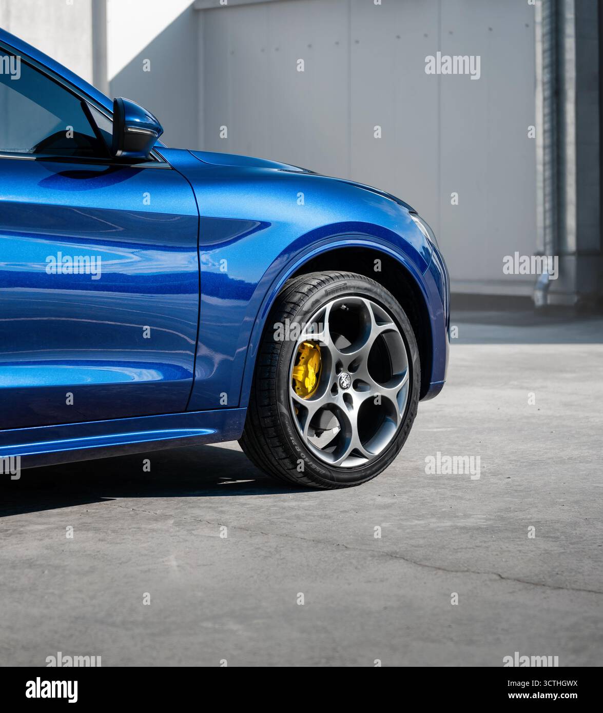 Sporty rims hi-res stock photography and images - Alamy