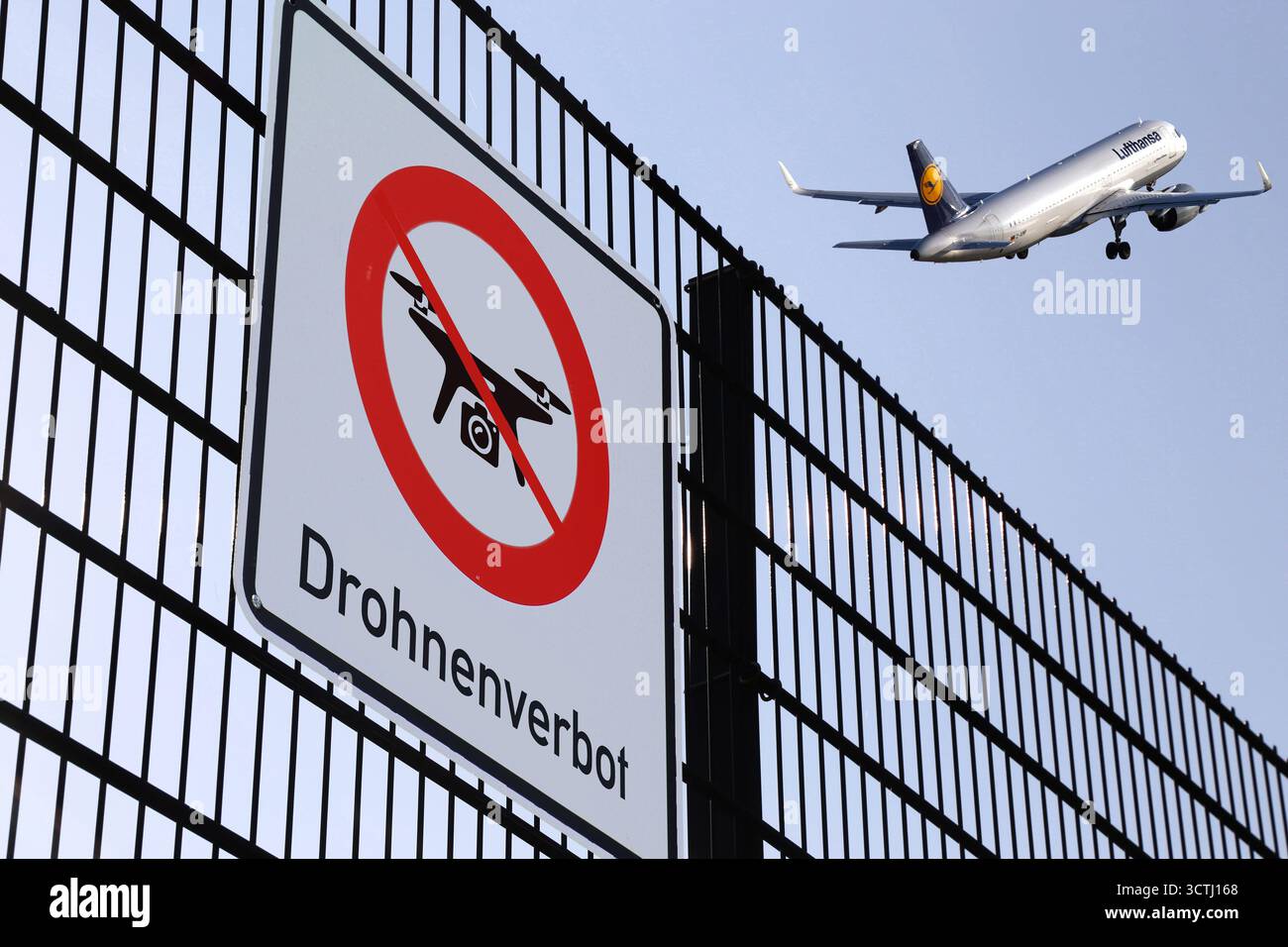 Fotomontage Zaun mit Schild DROHNENVERBOT, im Hintergrund einer ...