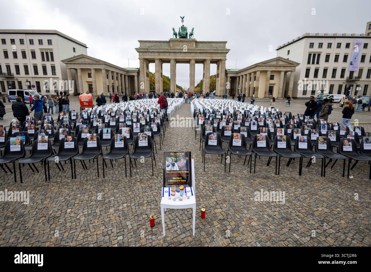 Leere Stühle mahnen: Gedenken am Brandenburger Tor an Hamas-Gei, Vor ...