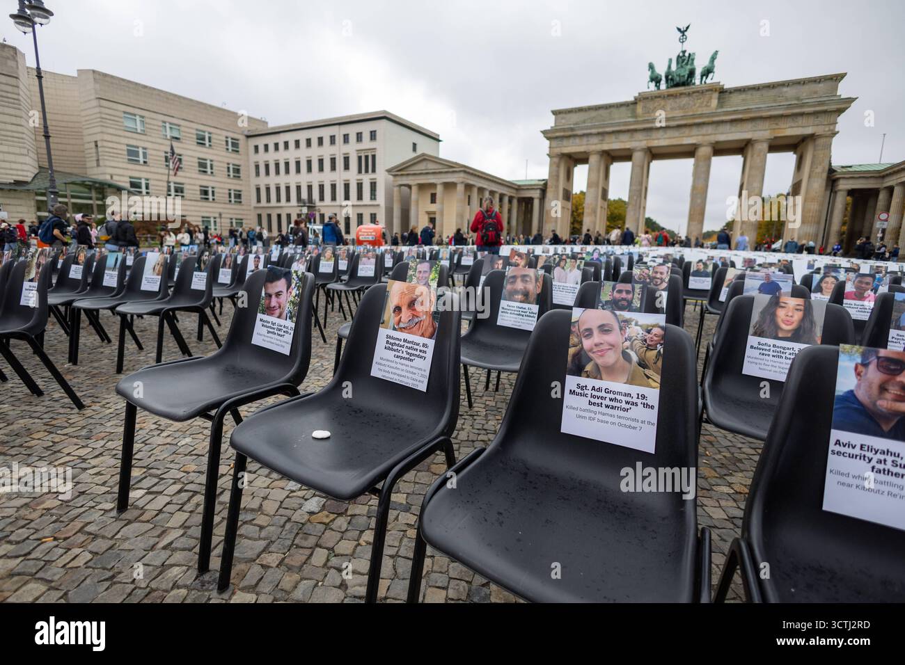 Leere Stühle mahnen: Gedenken am Brandenburger Tor an Hamas-Gei, Vor ...
