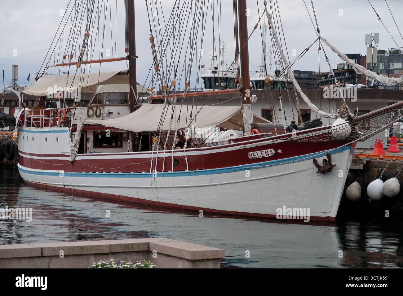 Harbour side walkway waterside hi-res stock photography and images - Alamy