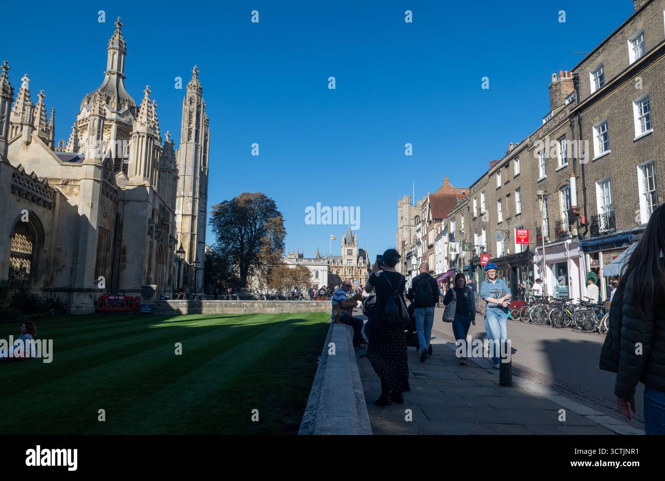 King’s Parade, Cambridge, busy street with shops, bicycles, and people ...