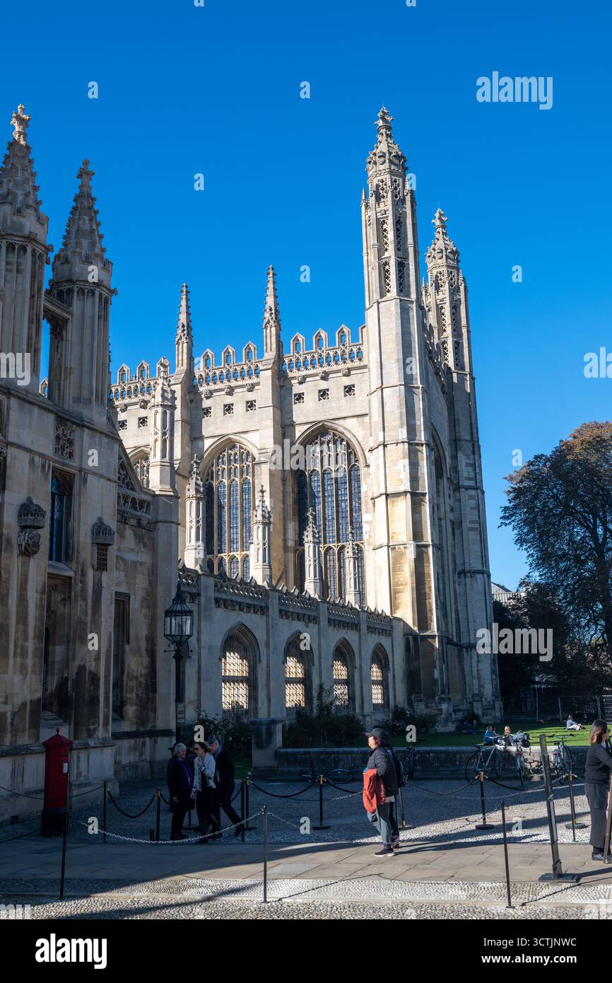 King’s Parade, Cambridge, busy street with shops, bicycles, and people ...