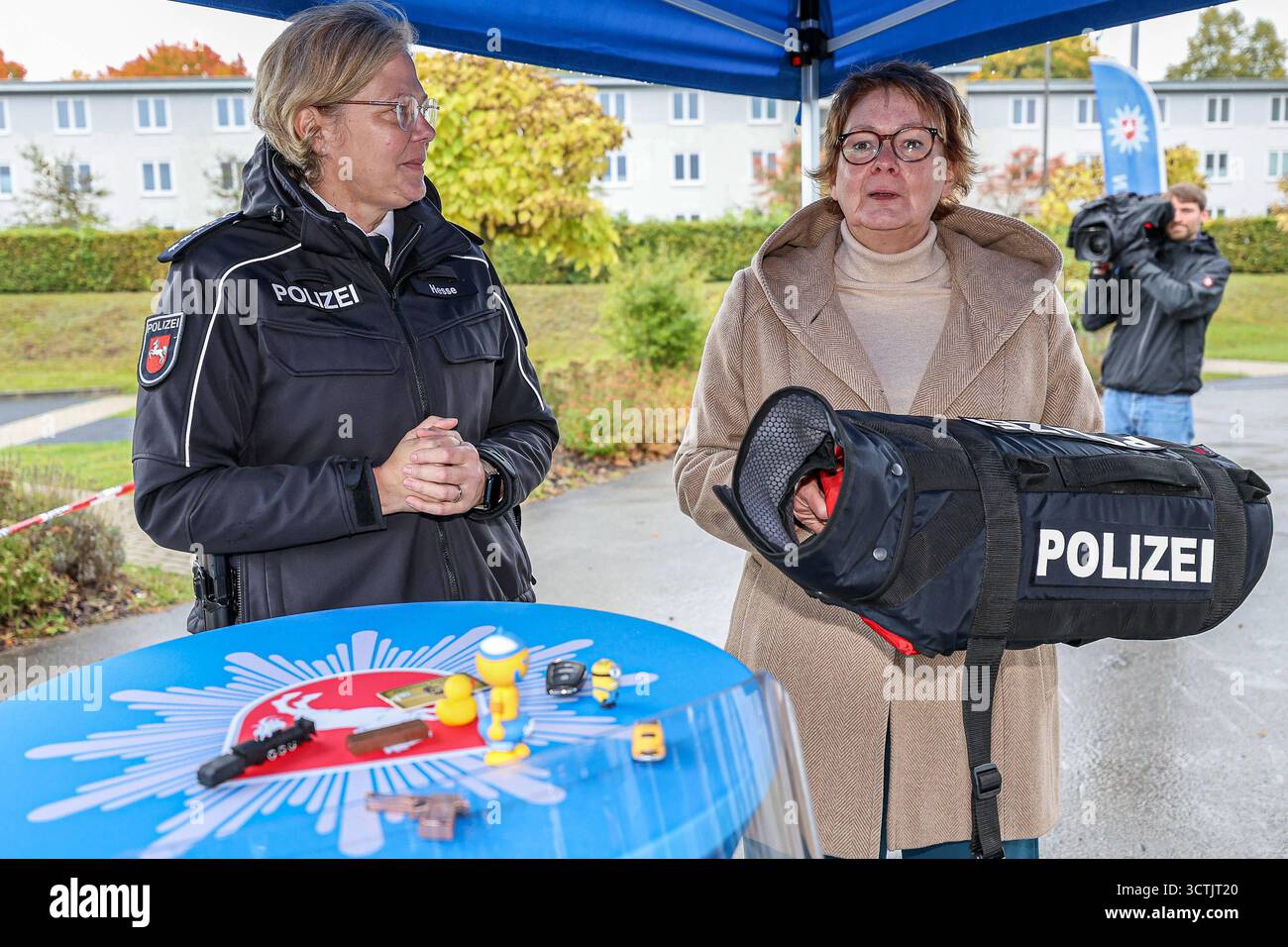 Innenministerin Daniela Behrens präsentiert neue Ausrüstungsgegenstände ...