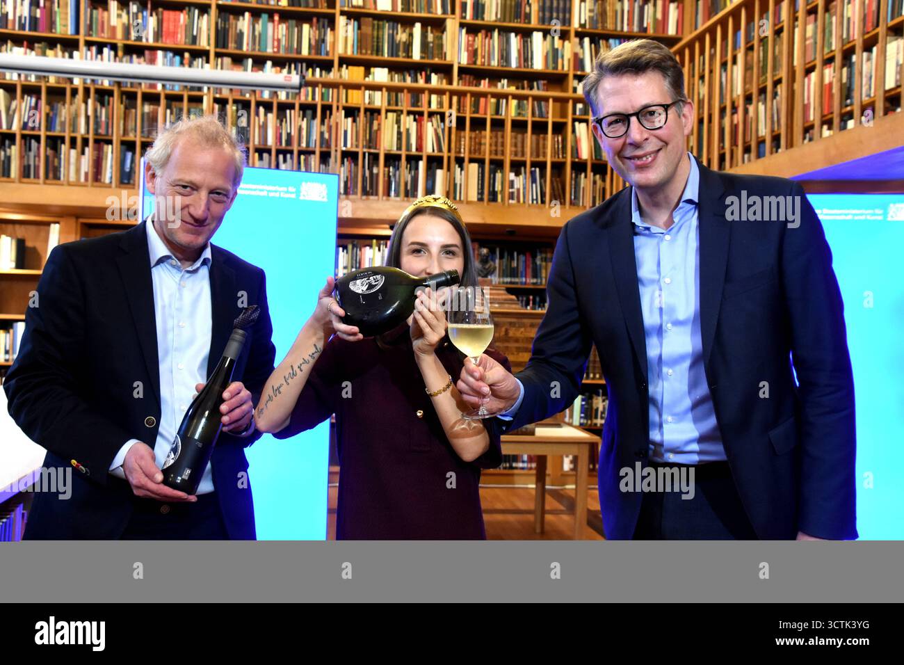 Dr.Martin Hirsch, Direktor der Staatlichen Muenzsammlung Melissa Thiede ...