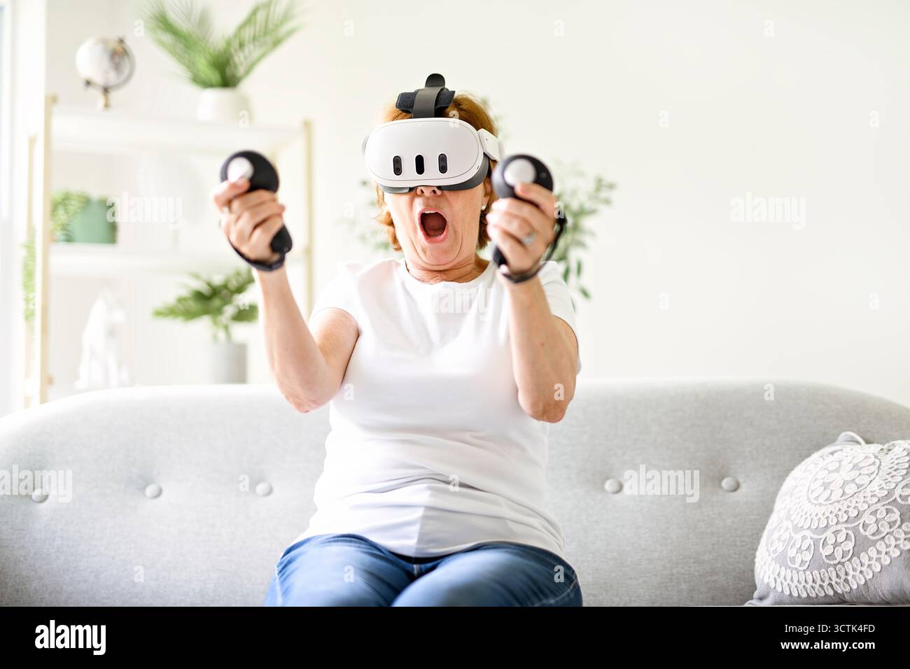 Virtual reality goggles patient hi-res stock photography and images - Alamy
