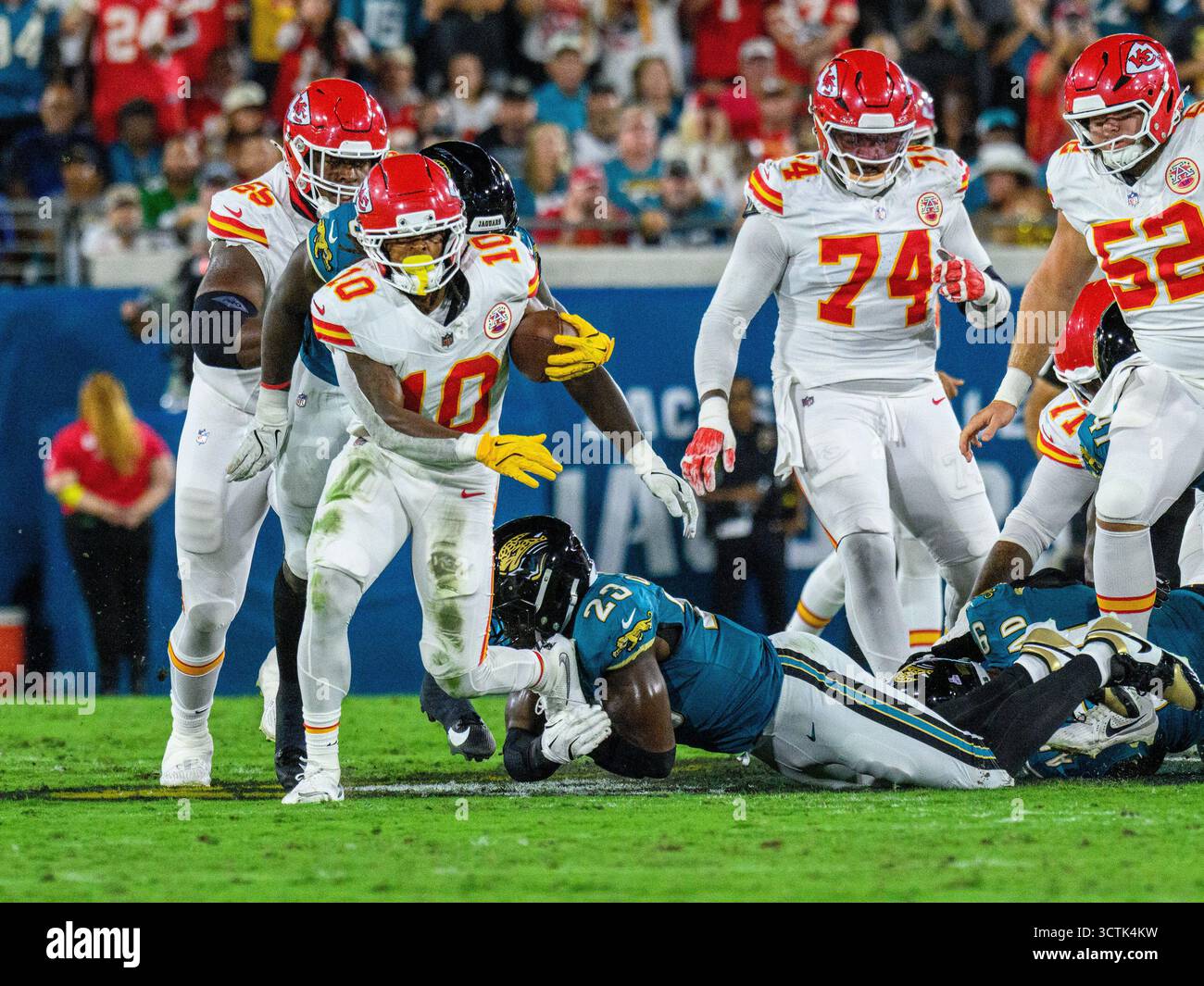 Jacksonville, FL, USA. 6th Oct, 2025. Jacksonville Jaguars safety ...