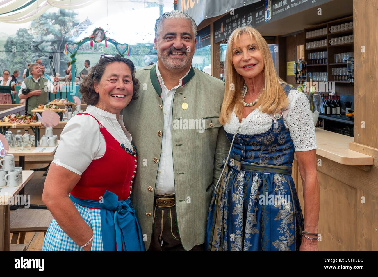 Muenchen, Presserundgang zum 190. Muenchner Oktoberfest, v. l. Barbara ...