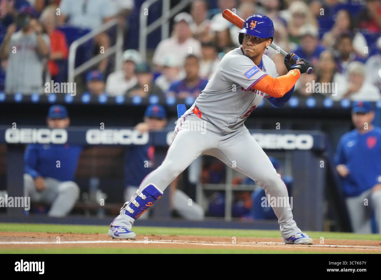 New York Mets' Pete Alonso bats during the first inning of a baseball ...