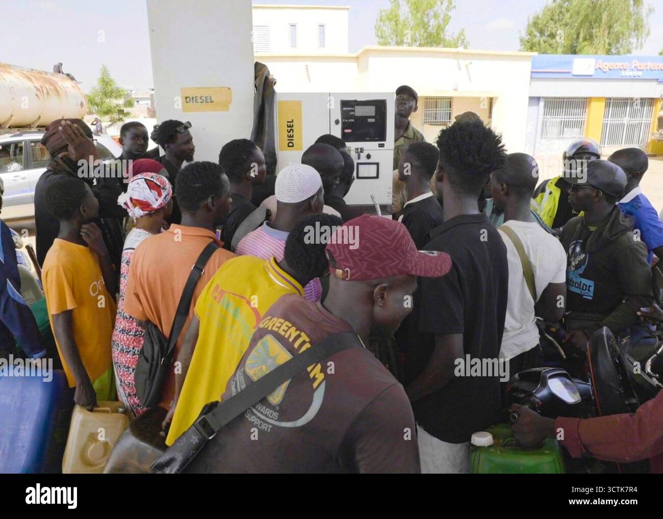 People queue at a gas station amid a fuel shortage in Bamako Mali ...