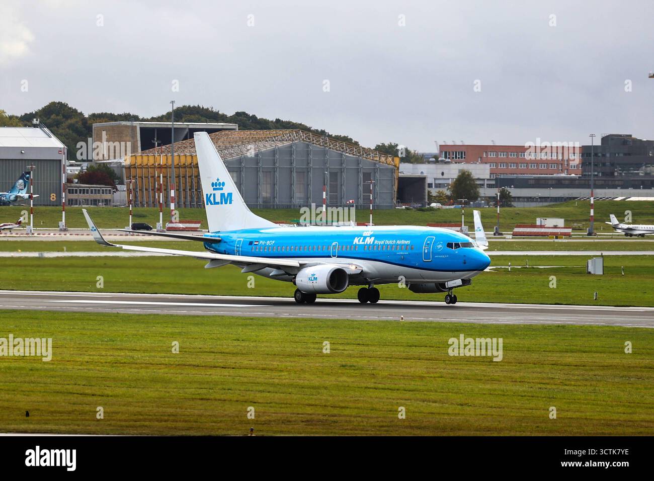 Stockbilder 10/2025 Flugzeug der Airline KLM beim Start am Hamburger ...