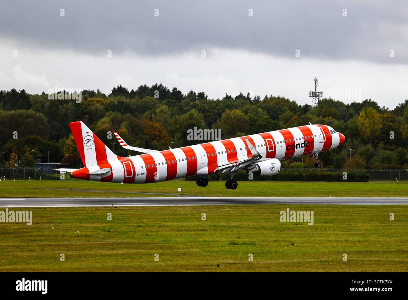 Stockbilder 10/2025 Flugzeug der Airline Condor beim Start am Hamburger ...