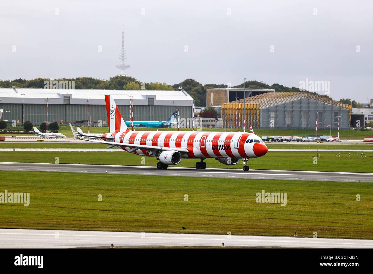 Stockbilder 10/2025 Flugzeug der Airline Condor beim Start am Hamburger ...