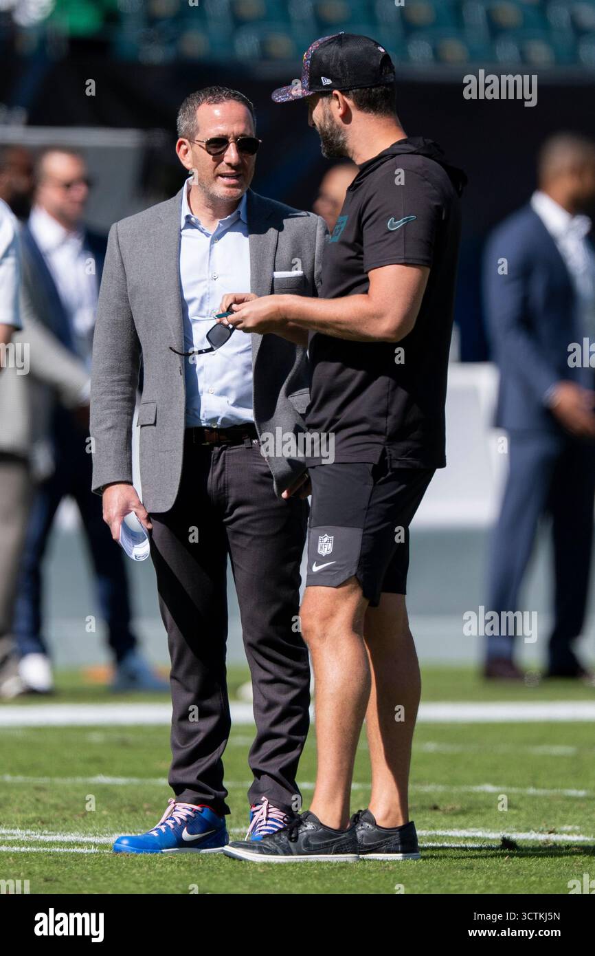 Philadelphia Eagles general manager Howie Roseman, left, talks with ...