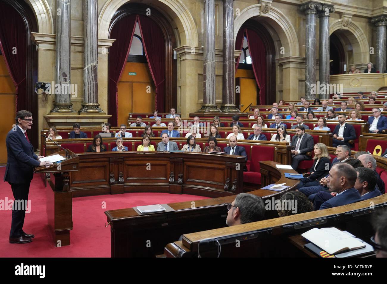 The President of the Generalitat, Salvador Illa (left), speaks during ...