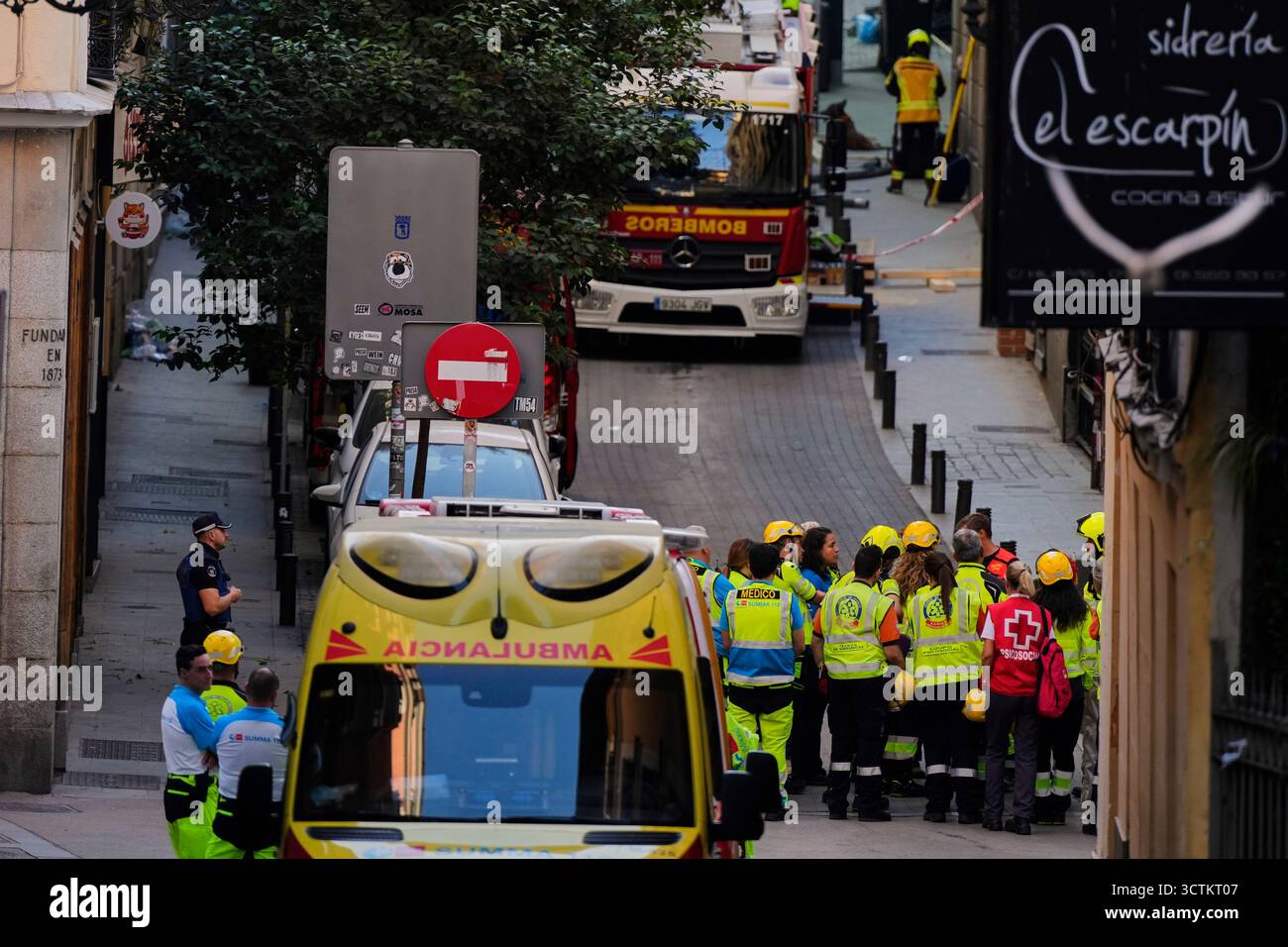Emergency personnel work on the scene of a building collapse in Madrid ...