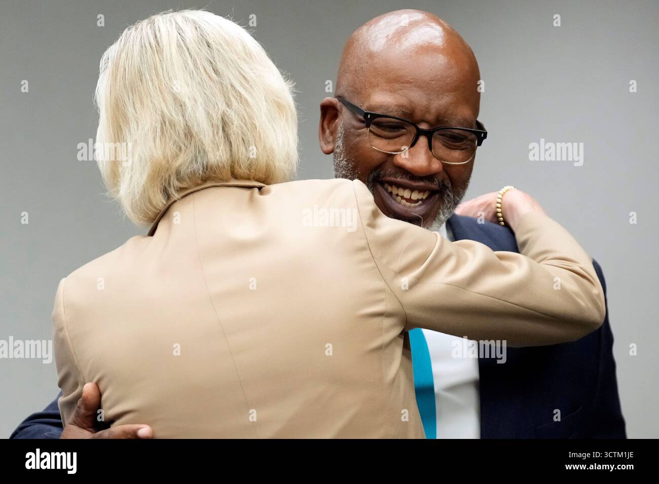 St. Petersburg Mayor Ken Welch, right, hugs Tampa Mayor Jane Castor ...
