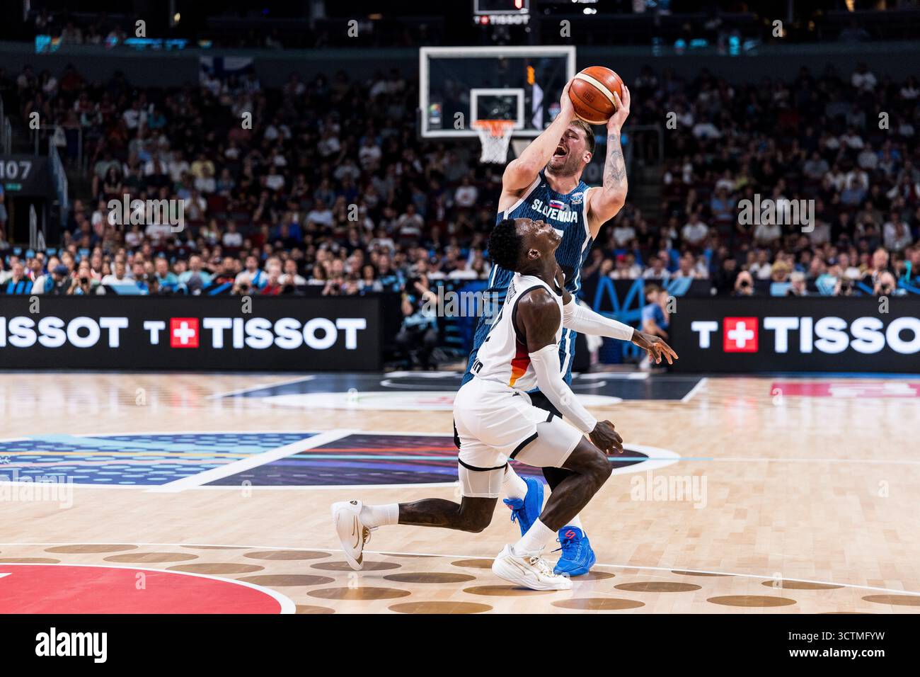 Dennis Schr?der (Deutschland, 17), Luka Doncic (Slowenien, 77) am Ball FIBA EuroBasket 2025 ...
