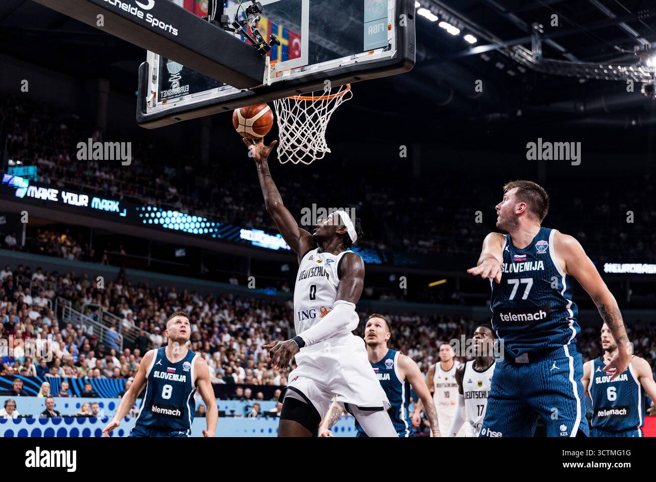 Isaac Bonga (Deutschland, 0) im Wurf, Luka Doncic (Slowenien, 77) FIBA EuroBasket 2025 ...