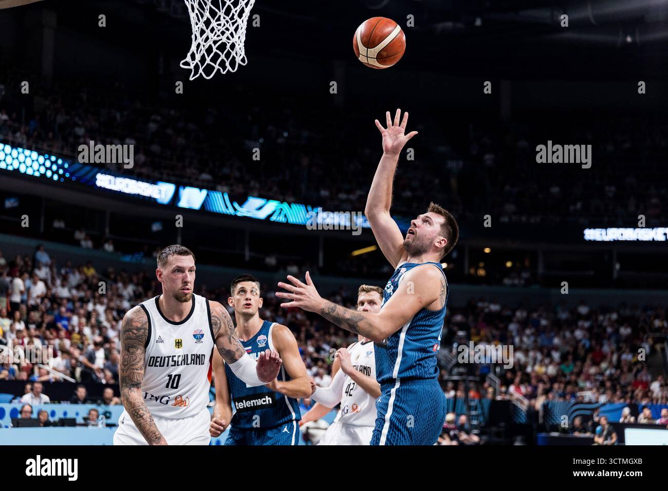 Dennis Schr?der (Deutschland, 17) verteidigt gegen Luka Doncic (Slowenien, 77) - Offensive Foul ...