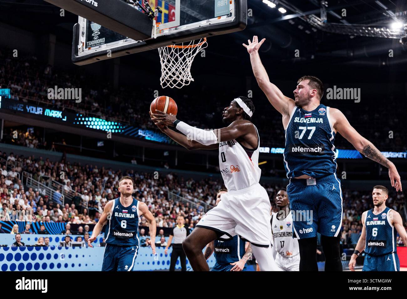 Isaac Bonga (Deutschland, 0) im Wurf, Luka Doncic (Slowenien, 77) FIBA EuroBasket 2025 ...