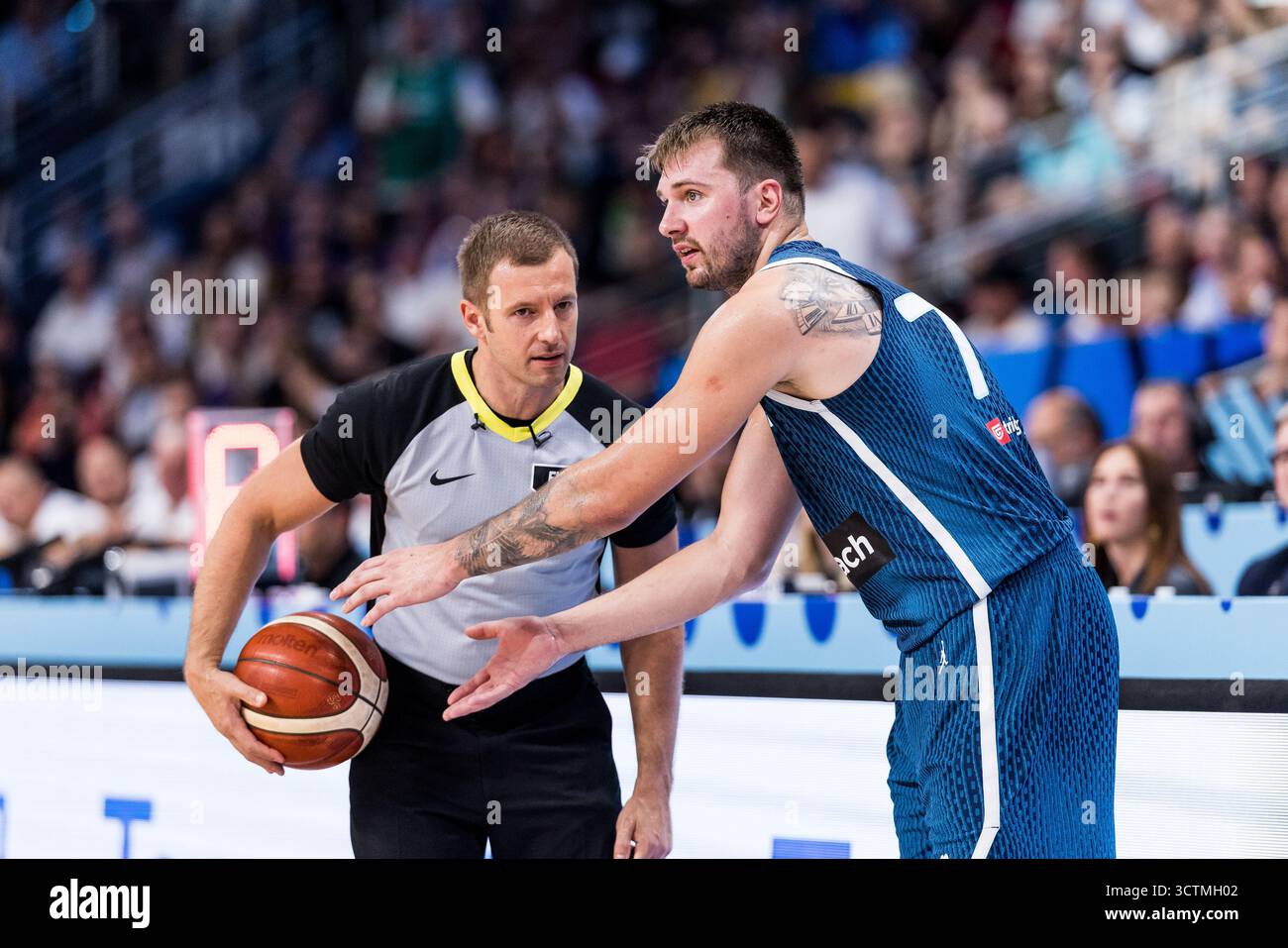 Luka Doncic (Slowenien, 77) versucht nach dem ruhenden Ball in Schiedsrichterh?nden zu greifen ...