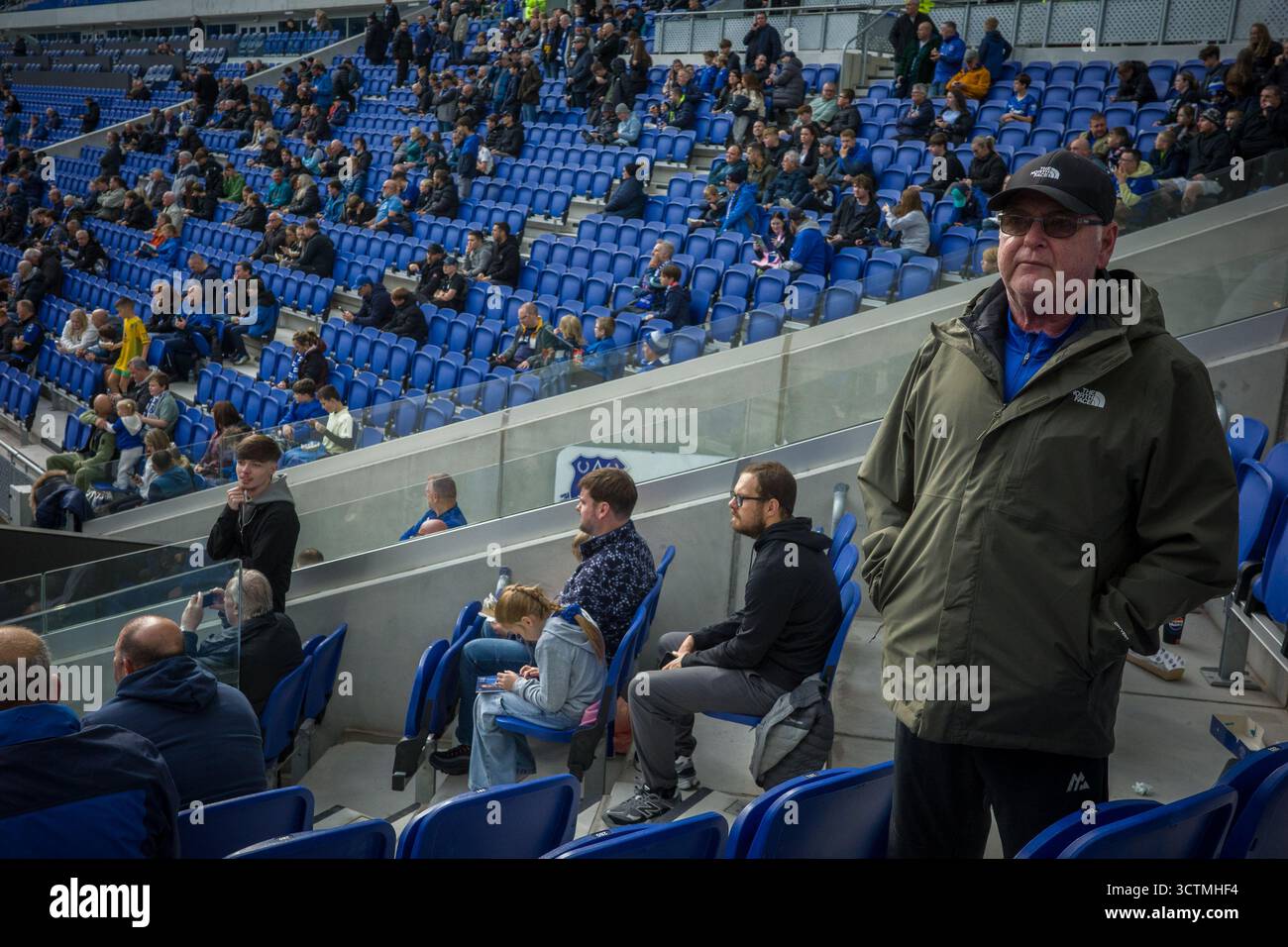 Everton stadium crowd hi-res stock photography and images - Alamy