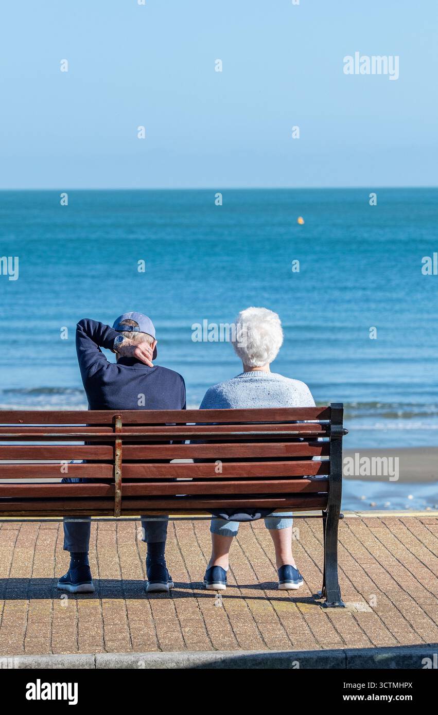 Two older retire pensioners hi-res stock photography and images - Alamy