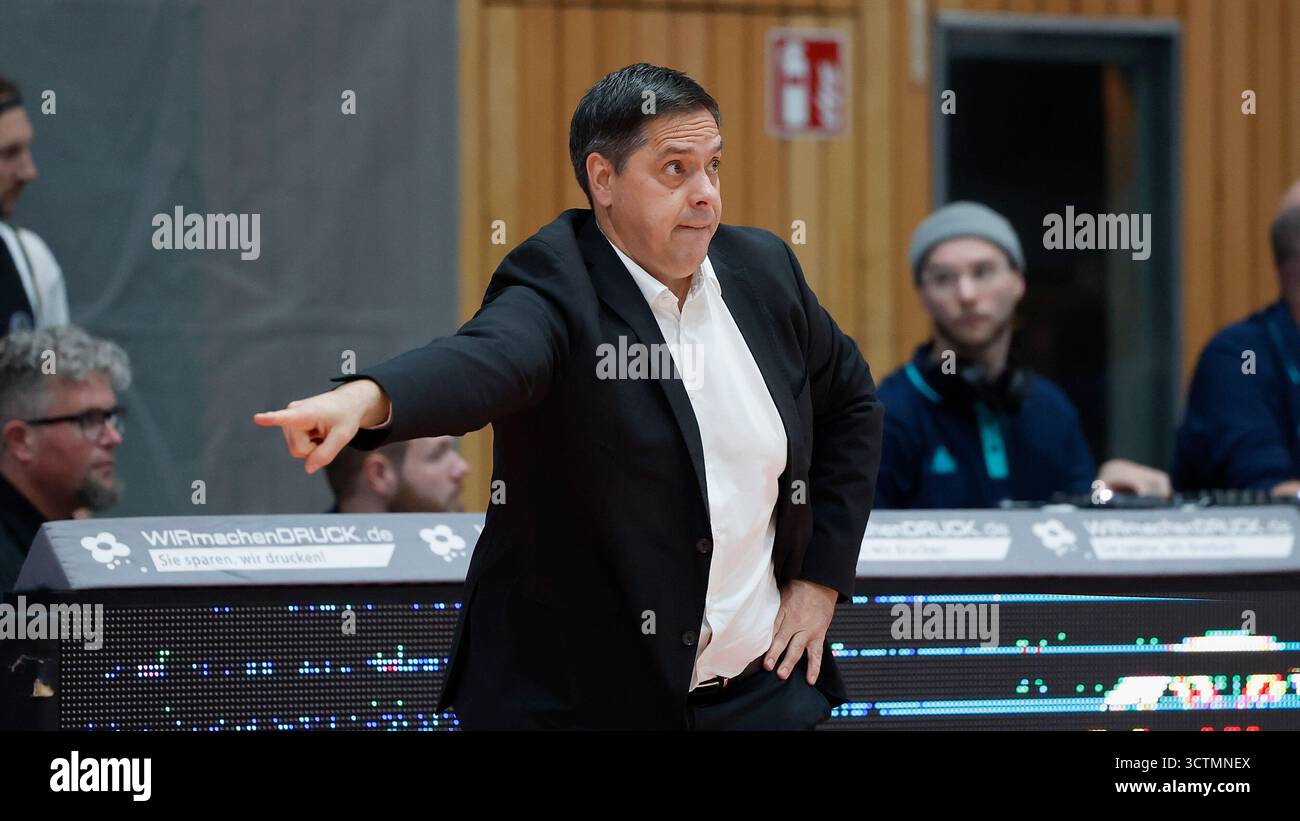 Wuerzburg, Deutschland. 07th Oct, 2025. Bild: v. li. Head-Coach Sasa ...