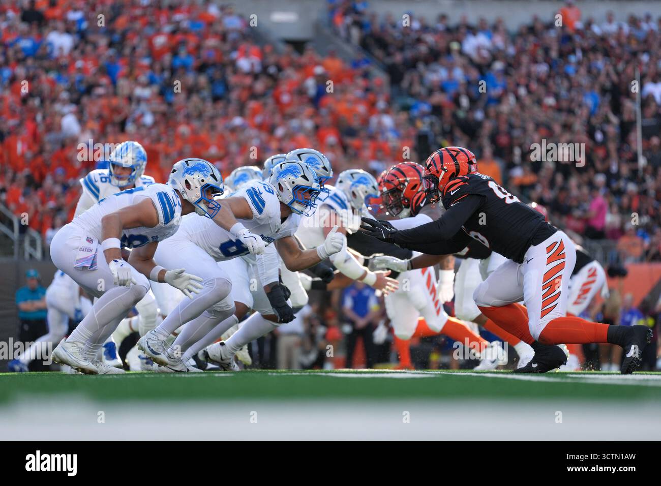 Detroit Lions quarterback Jared Goff (16) turns to hand the ball off as ...