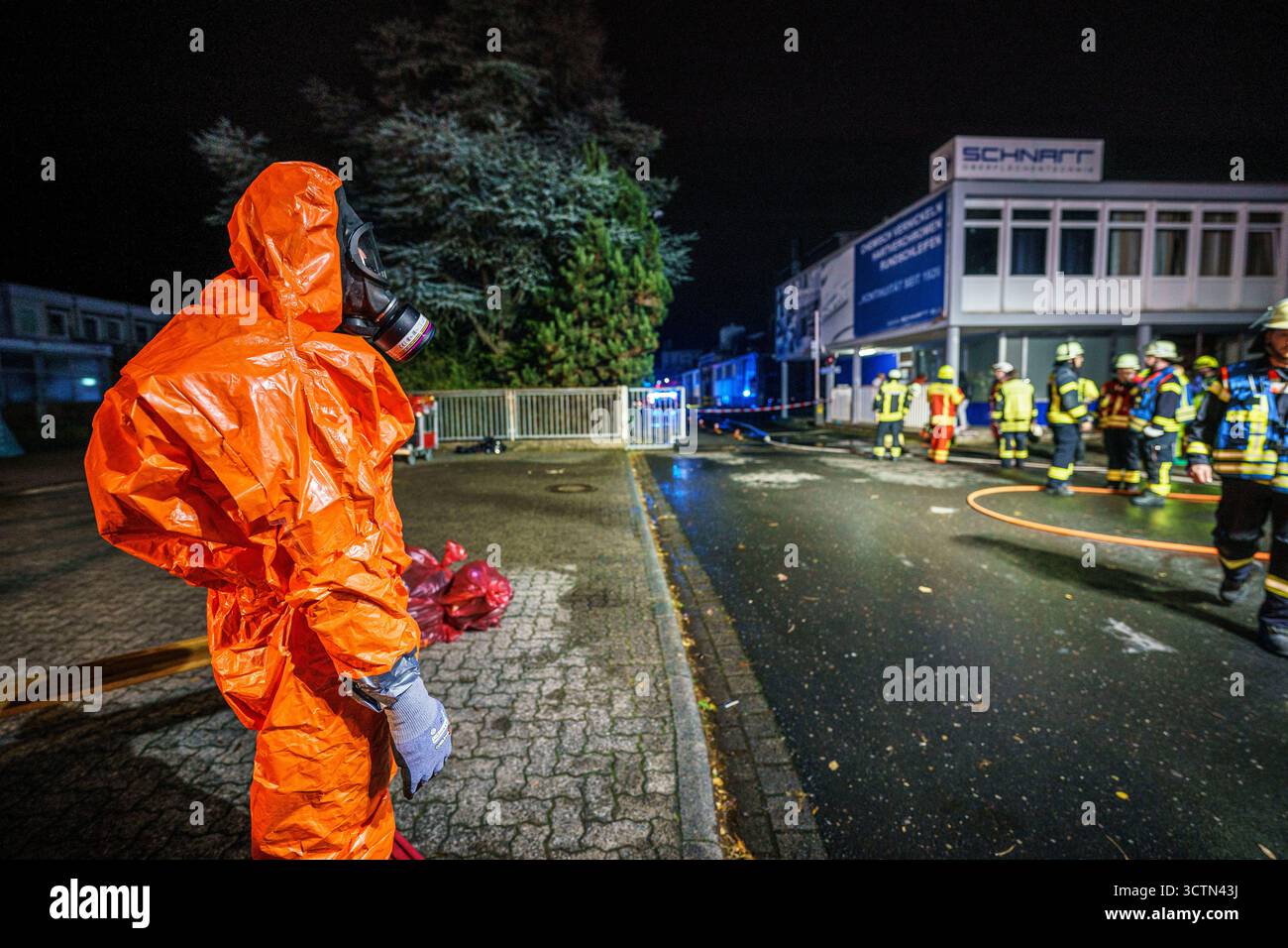 Mainaschaff, Germany. 07th Oct, 2025. A firefighter wearing respiratory ...