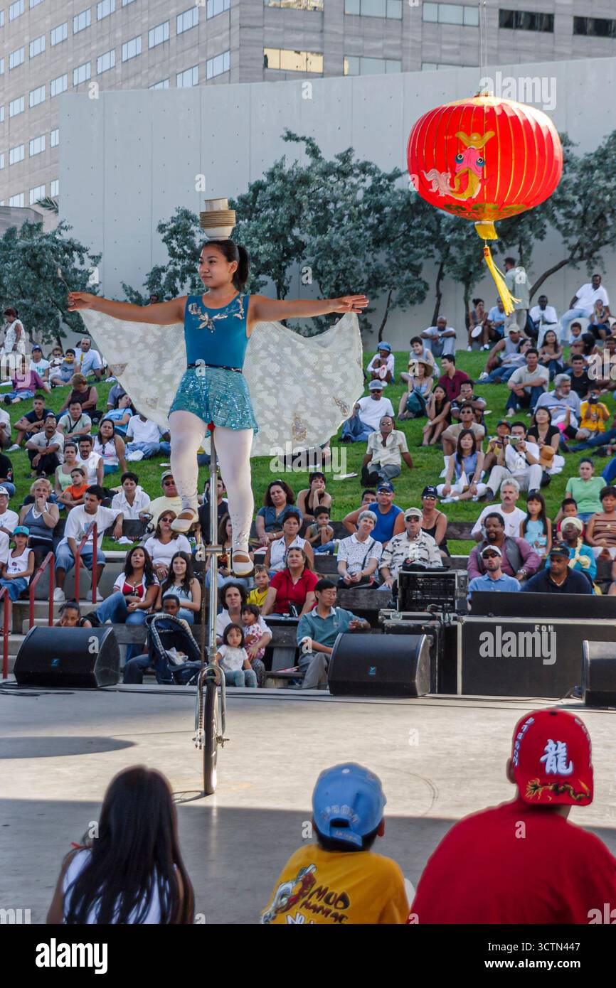 Children acrobat group hi-res stock photography and images - Alamy