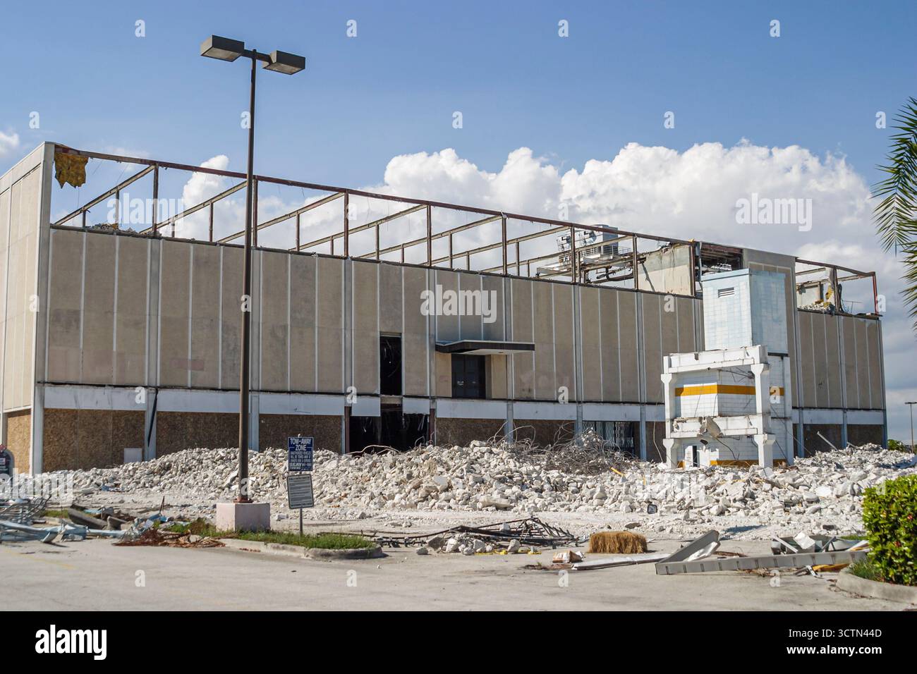 Landmark mall demolition hi-res stock photography and images - Alamy