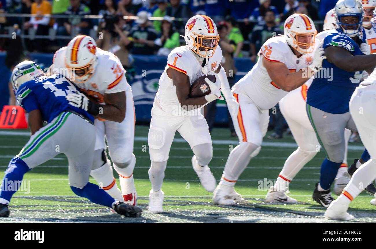 Tampa Bay Buccaneers running back Rachaad White (1) runs with the ball ...