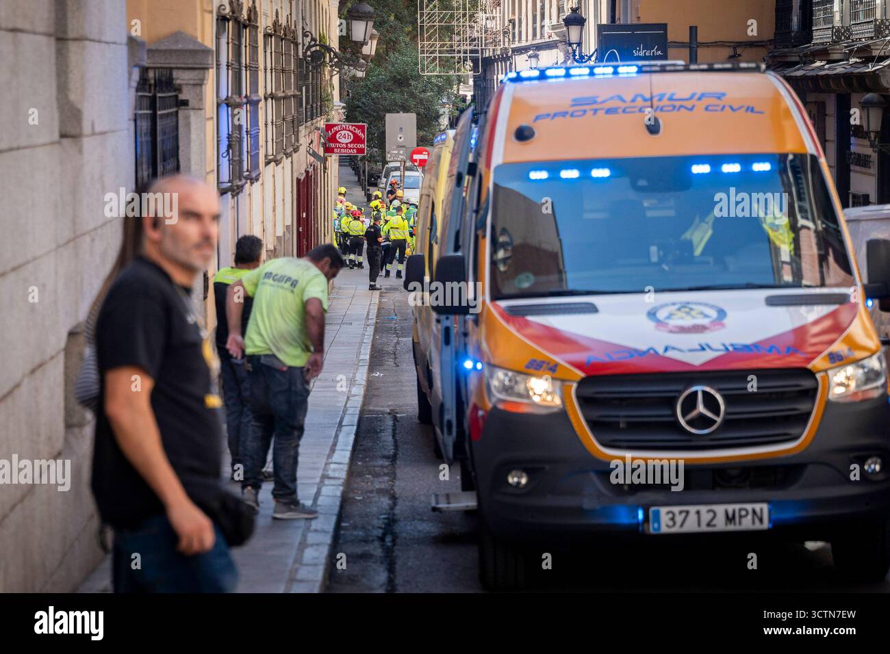 Building collapse in Madrid, Madrid, Spain - 07 Oct 2025 Emergency ...