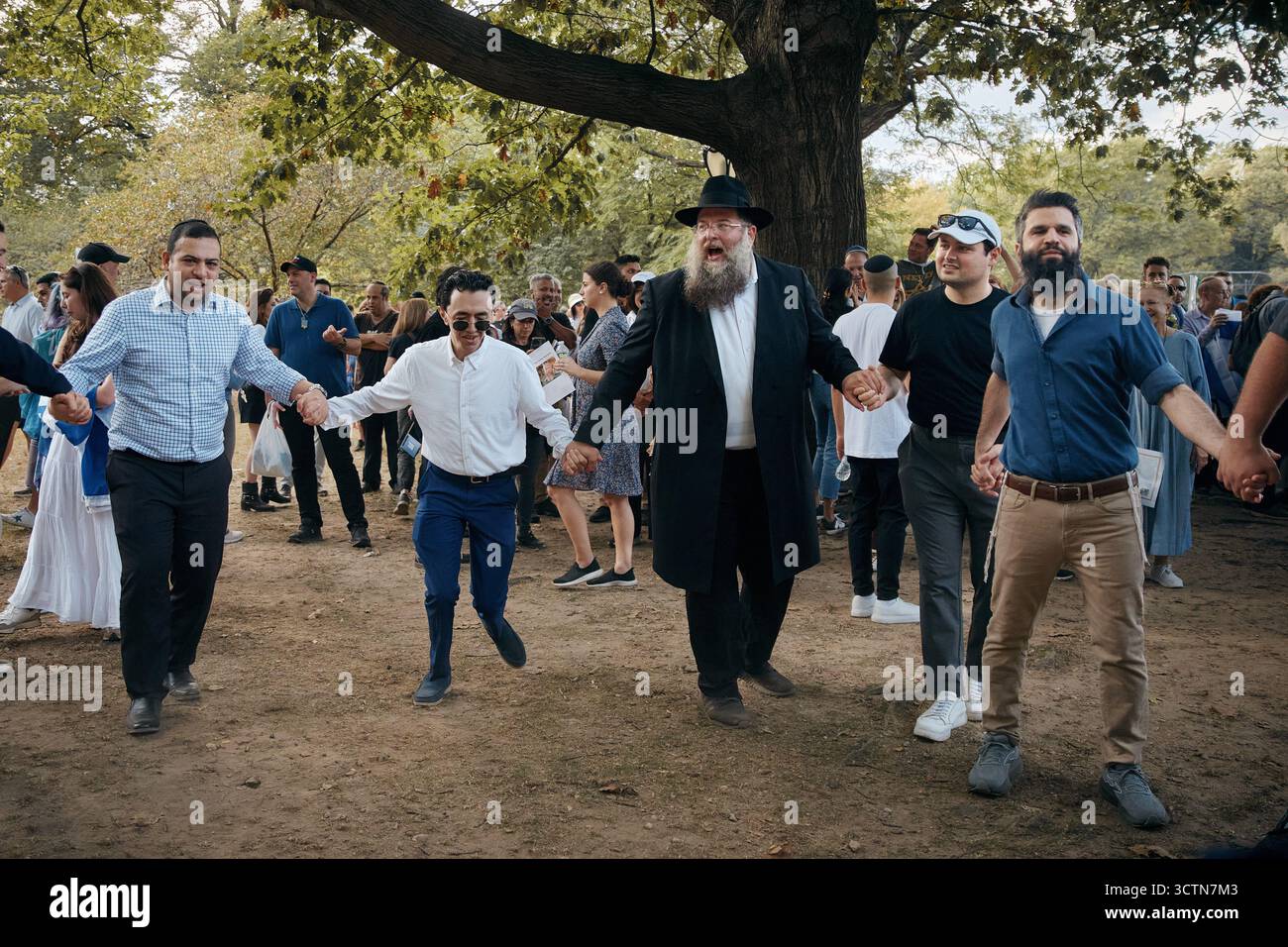 Jews dance on the Great Lawn in Manhattan's Central Park for a "Circle ...