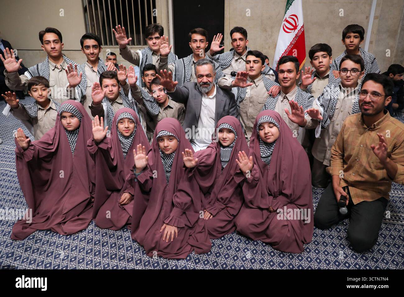 Tehran, Iran. 7th Oct, 2025. Iranians attend a commemoration ceremony ...