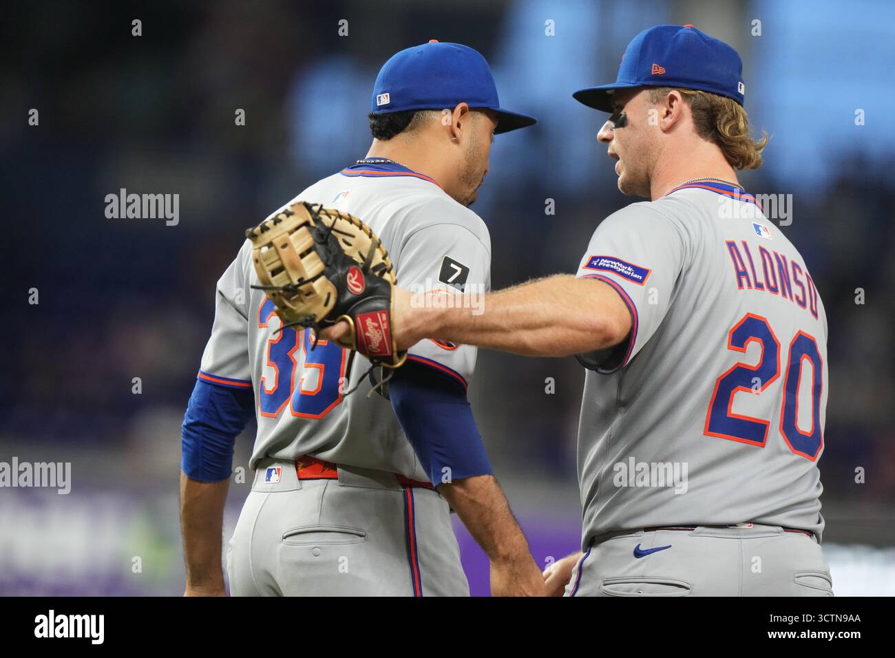 New York Mets first baseman Pete Alonso (20) congratulates relief ...