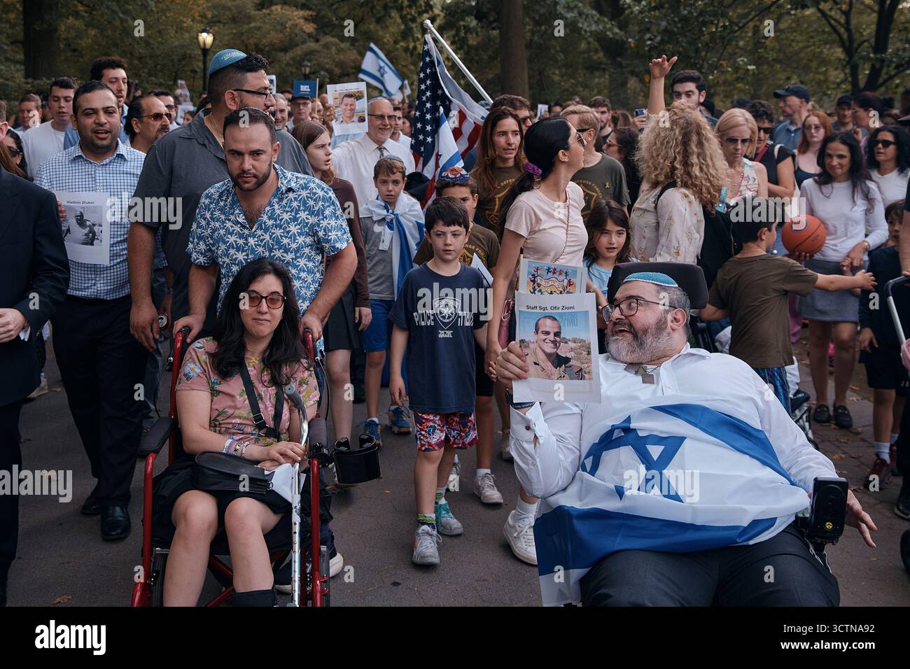 Jews march around the Great Lawn in Manhattan's Central Park for a ...
