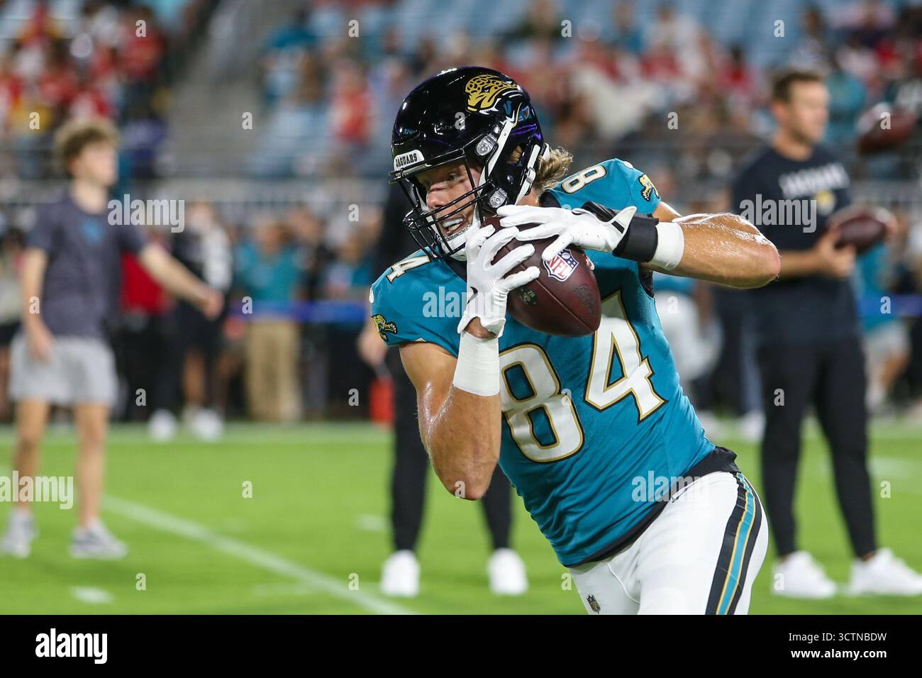 Jacksonville Jaguars tight end Hunter Long (84) warms up before an NFL ...