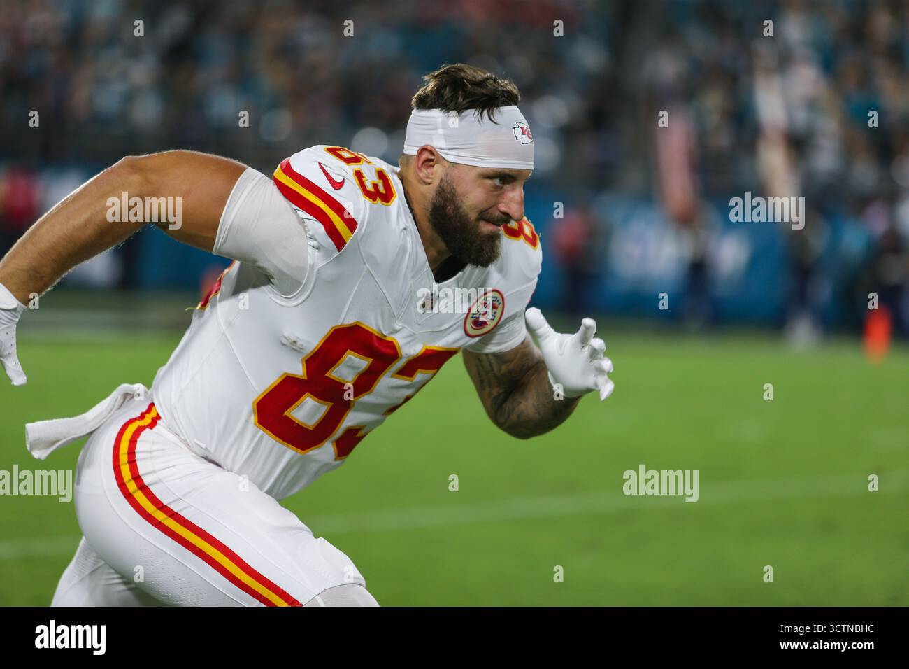 Kansas City Chiefs tight end Noah Gray (83) warms up on the sideleine ...