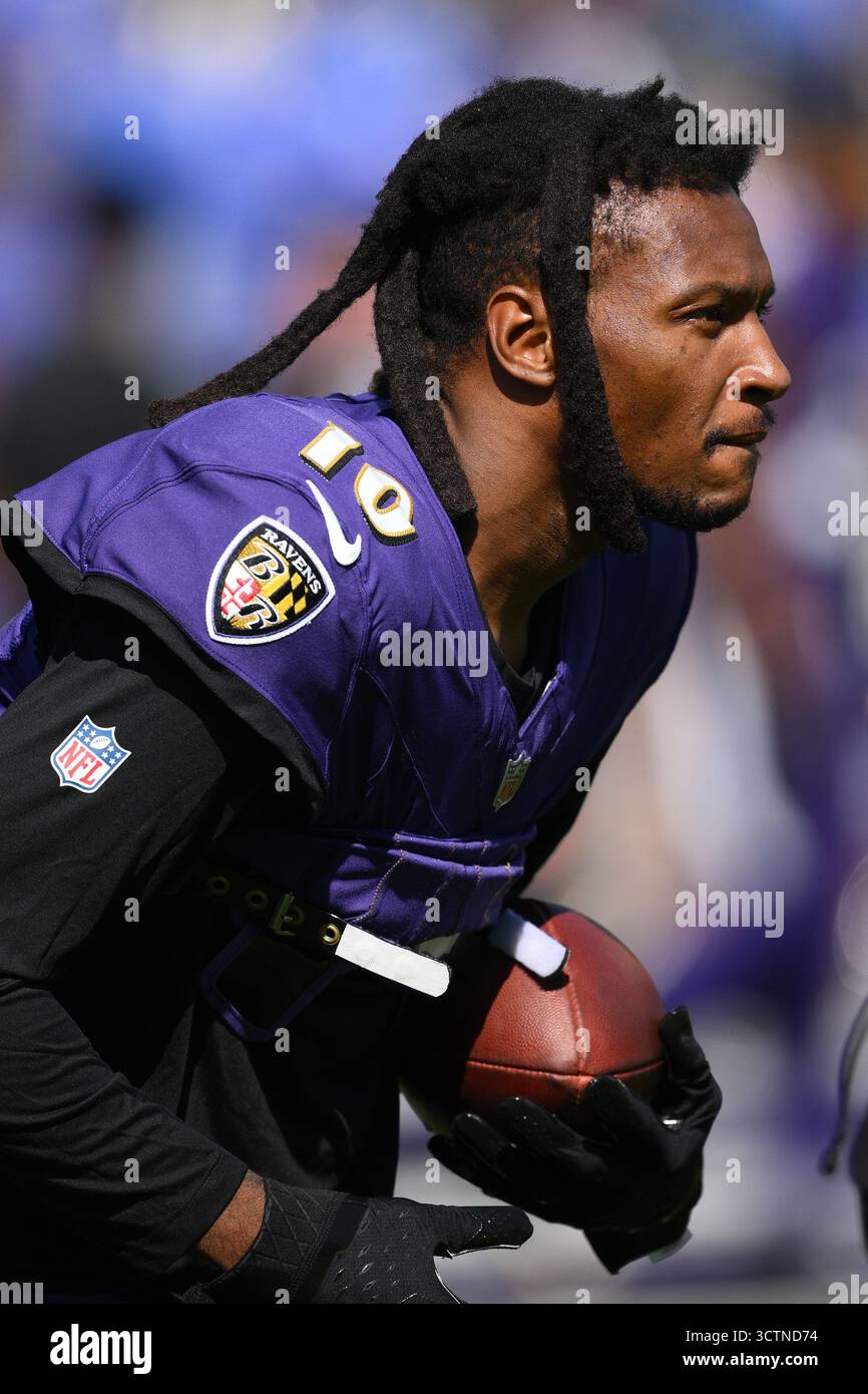 Baltimore Ravens wide receiver Deandre Hopkins (10) warms up before an ...