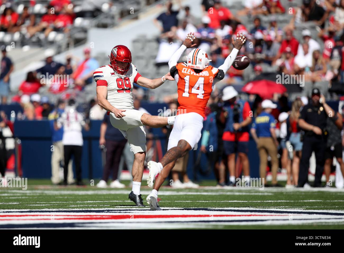 TUCSON, AZ - OCTOBER 04: Oklahoma State Cowboys safety Landyn Cleveland ...