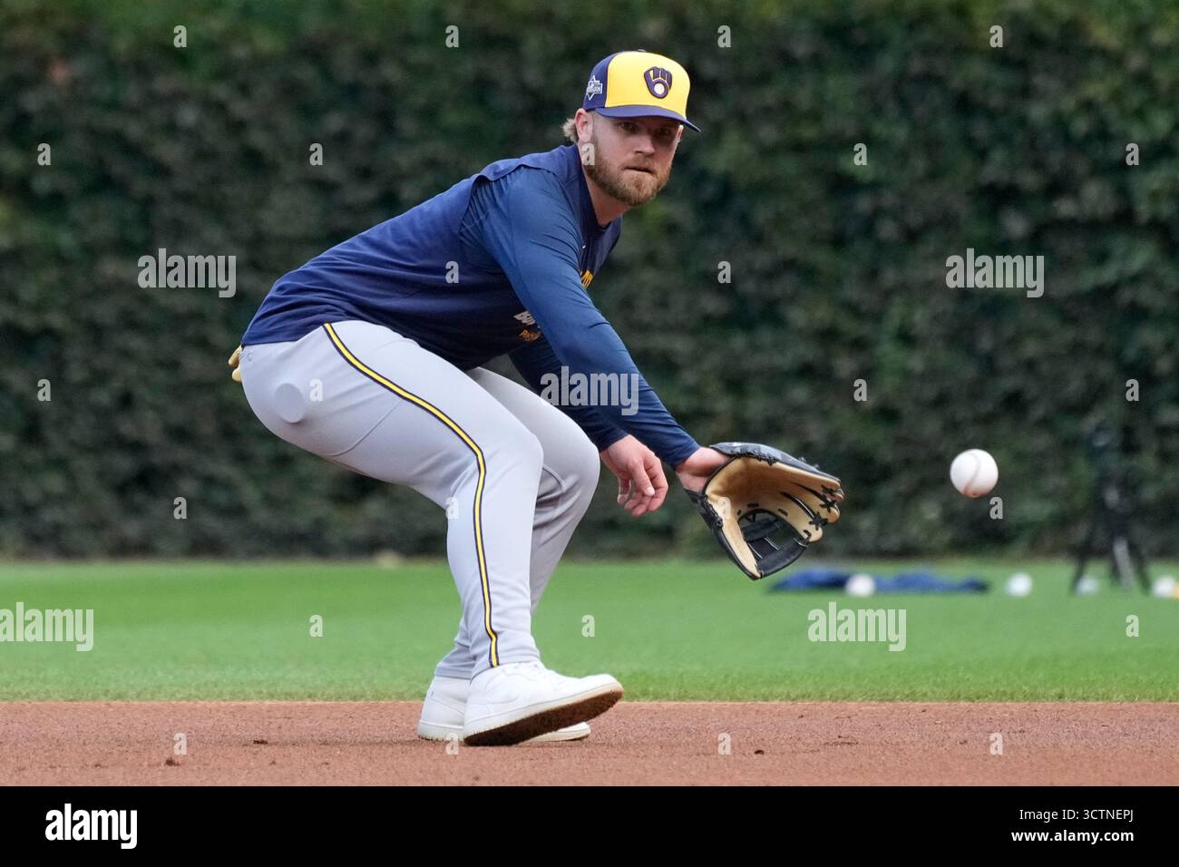 Milwaukee Brewers' Jake Bauers works out during batting practice ...