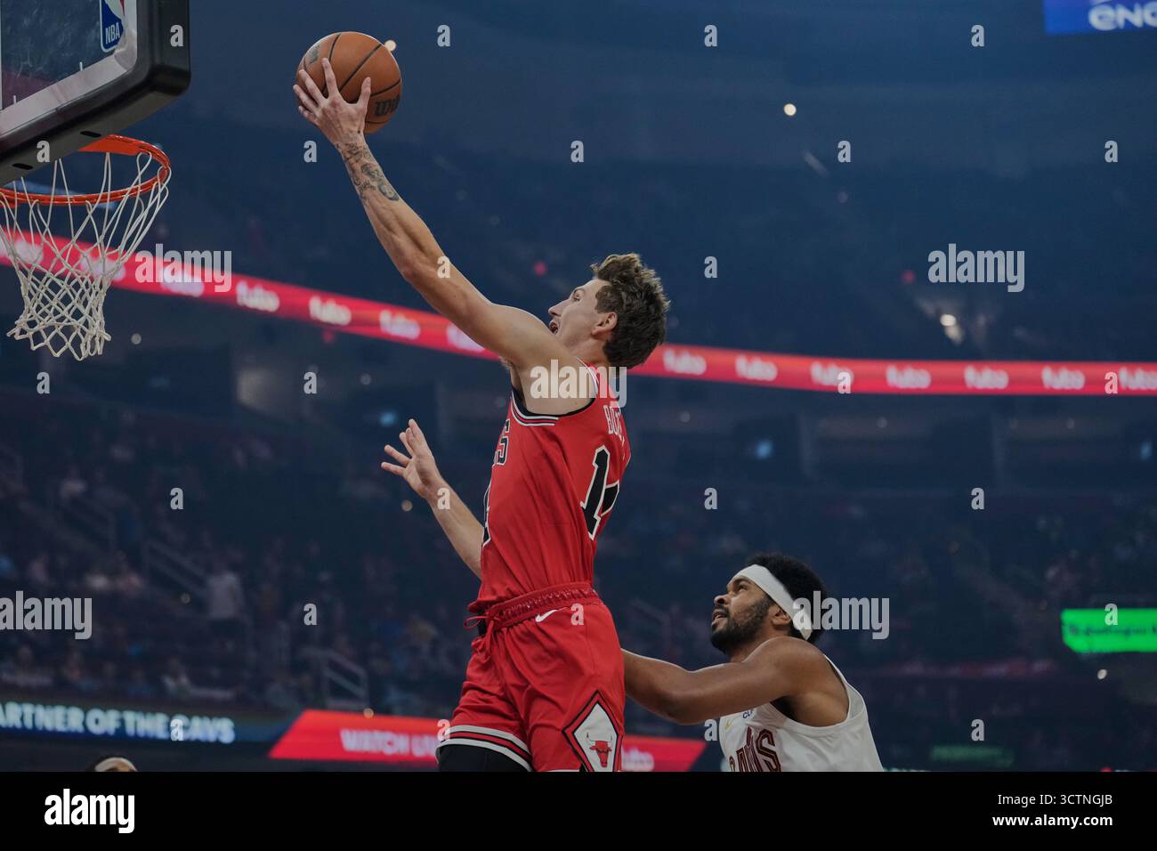 Chicago Bulls forward Matas Buzelis, left, goes to the basket in front ...